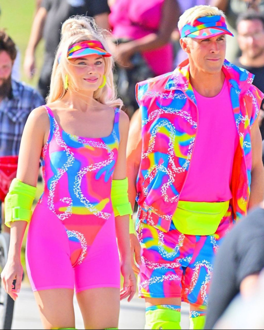 Revelan fotos de Margot Robbie como Barbie patinadora de los 90’s - Oro ...